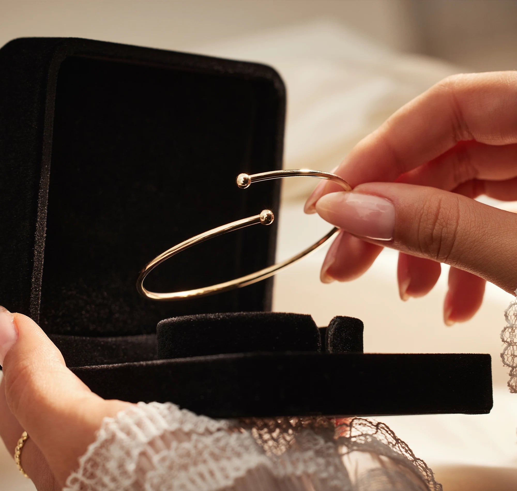 Isabel Bernard - Gold jewellery and leather goods